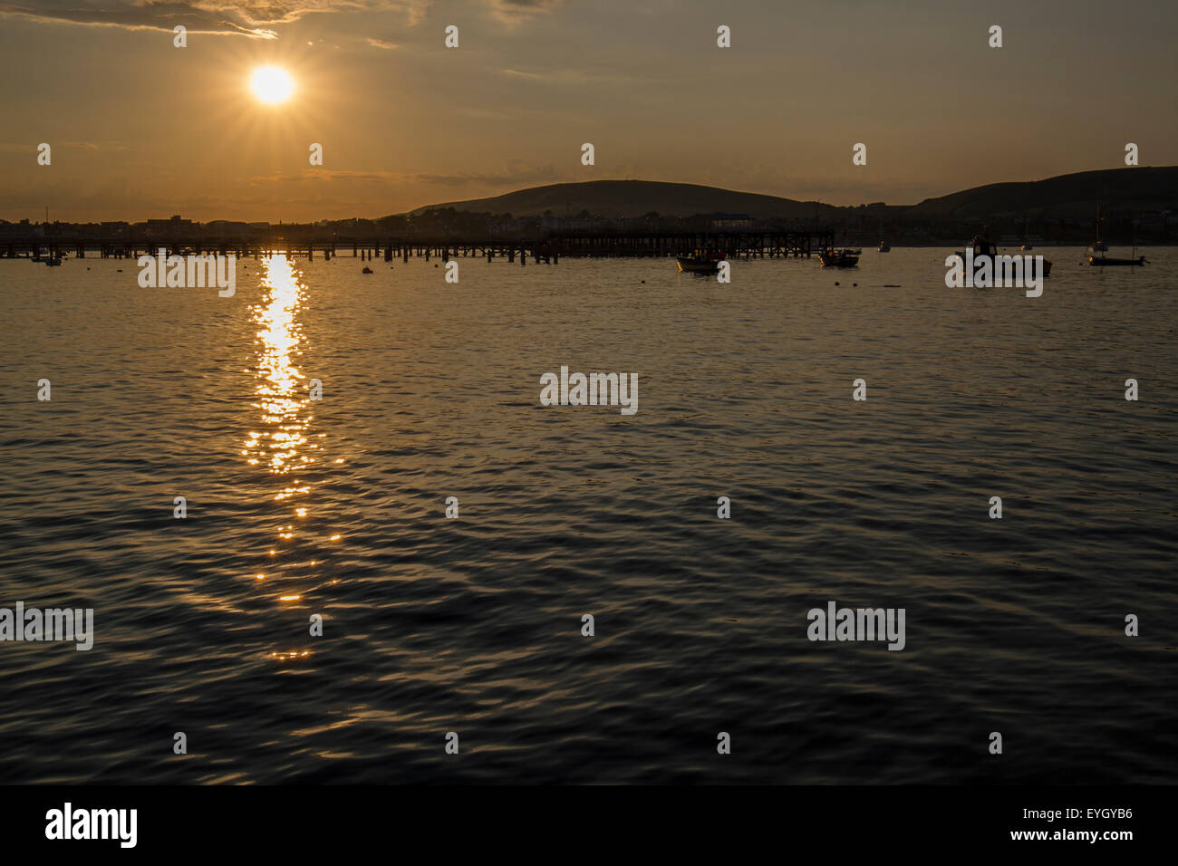 Setting sun boats in sea hi-res stock photography and images - Alamy