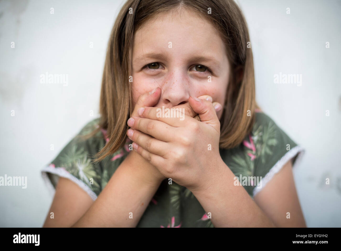Hands over mouth hi-res stock photography and images - Alamy
