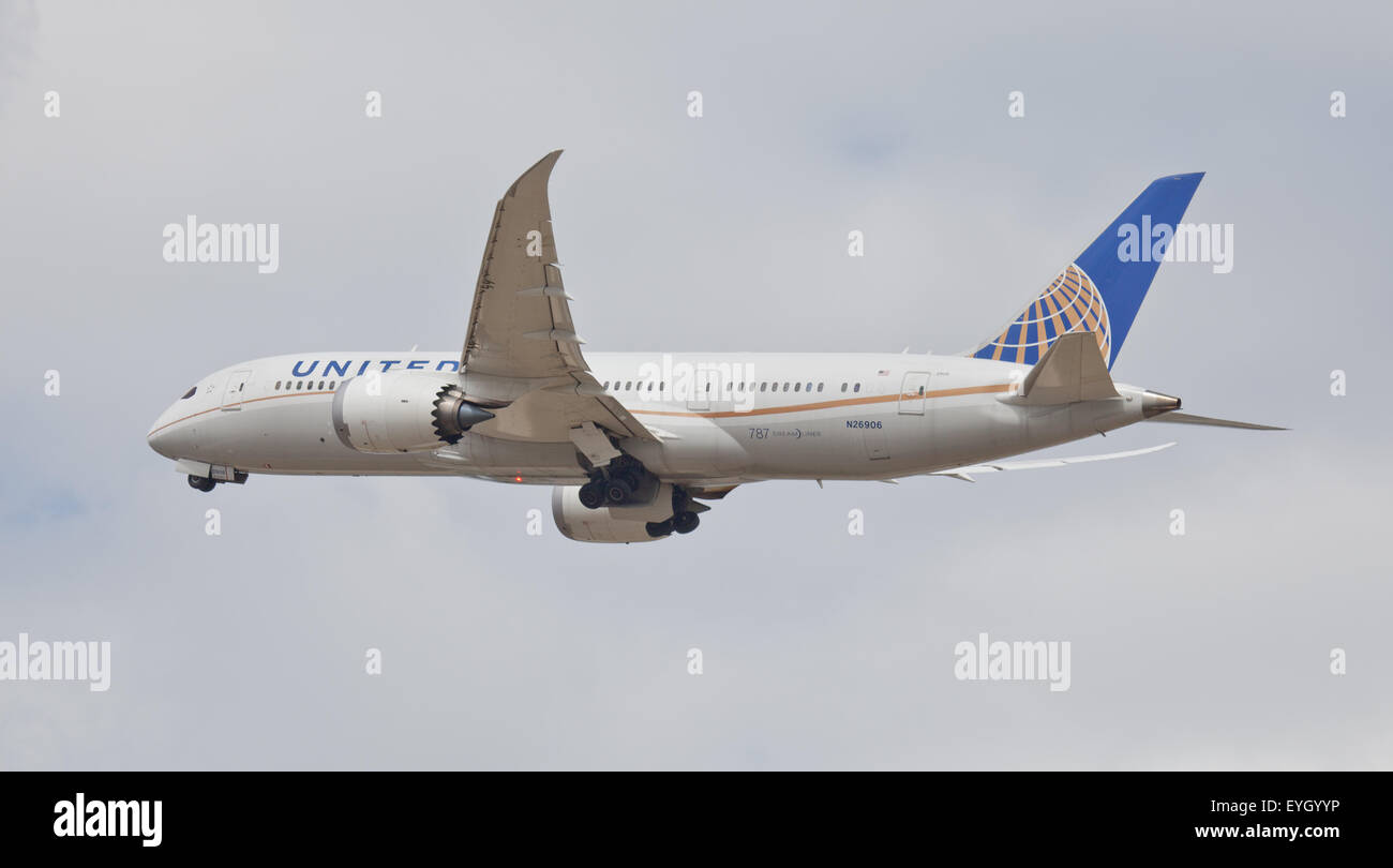 United airlines boeing 787 taking off hi-res stock photography and ...