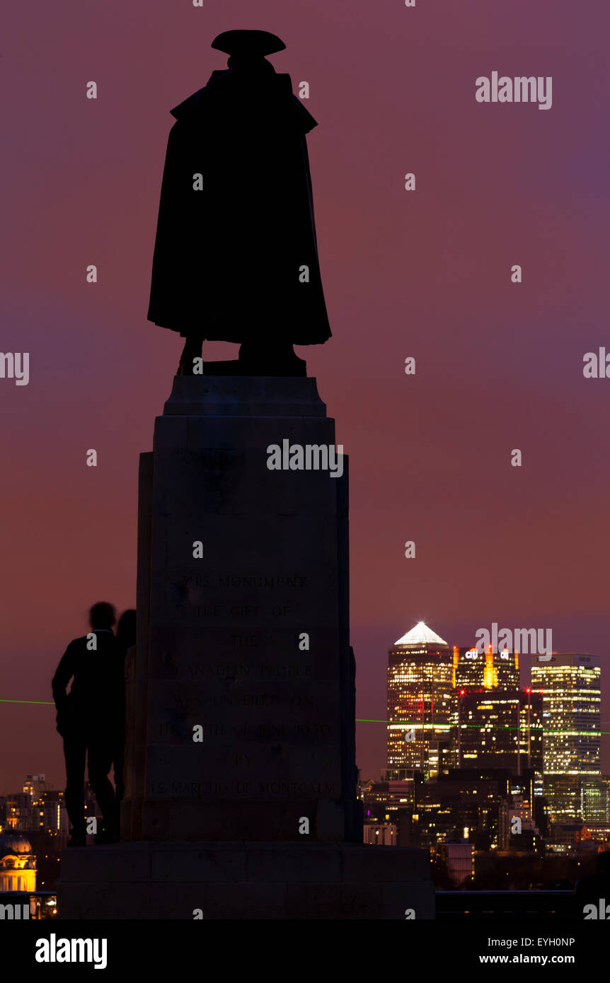 General Wolfe Statue In Greenwich Park At Night With Canary Wharf In ...