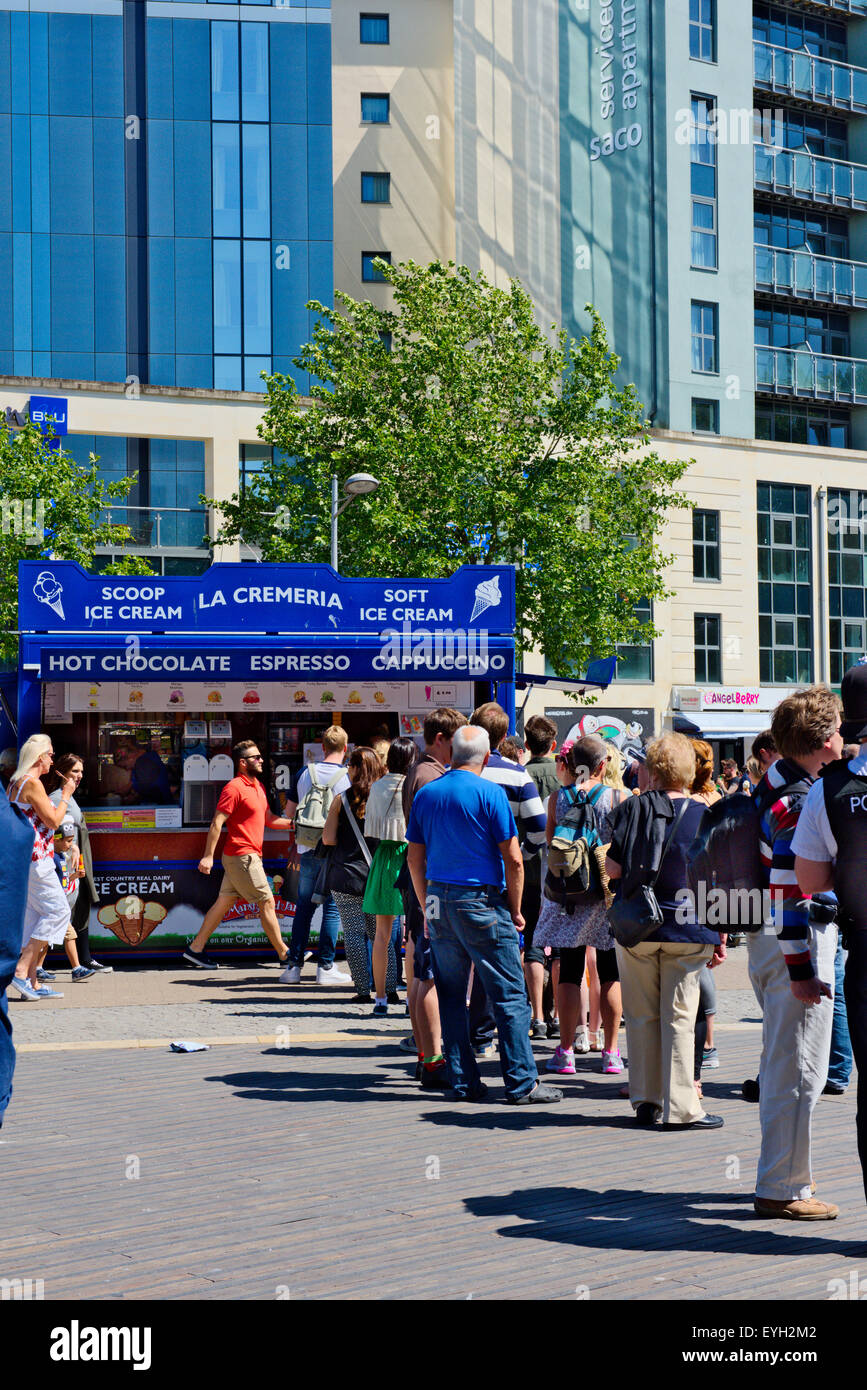 Queue of people hi-res stock photography and images - Alamy
