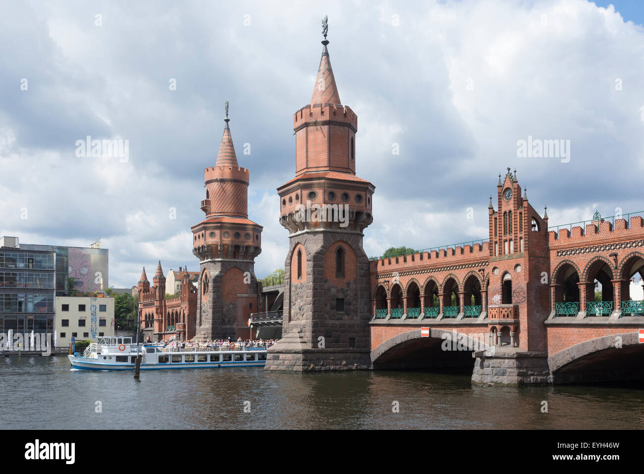 Oberbaumbruecke bridge spree river hi-res stock photography and images ...