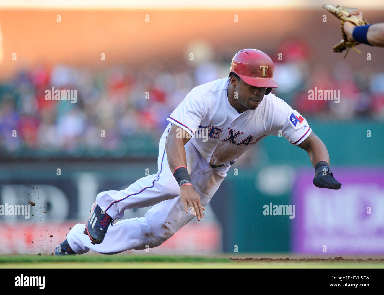 JUL 28, 2015: Texas Rangers left fielder Delino DeShields #7 dives back ...