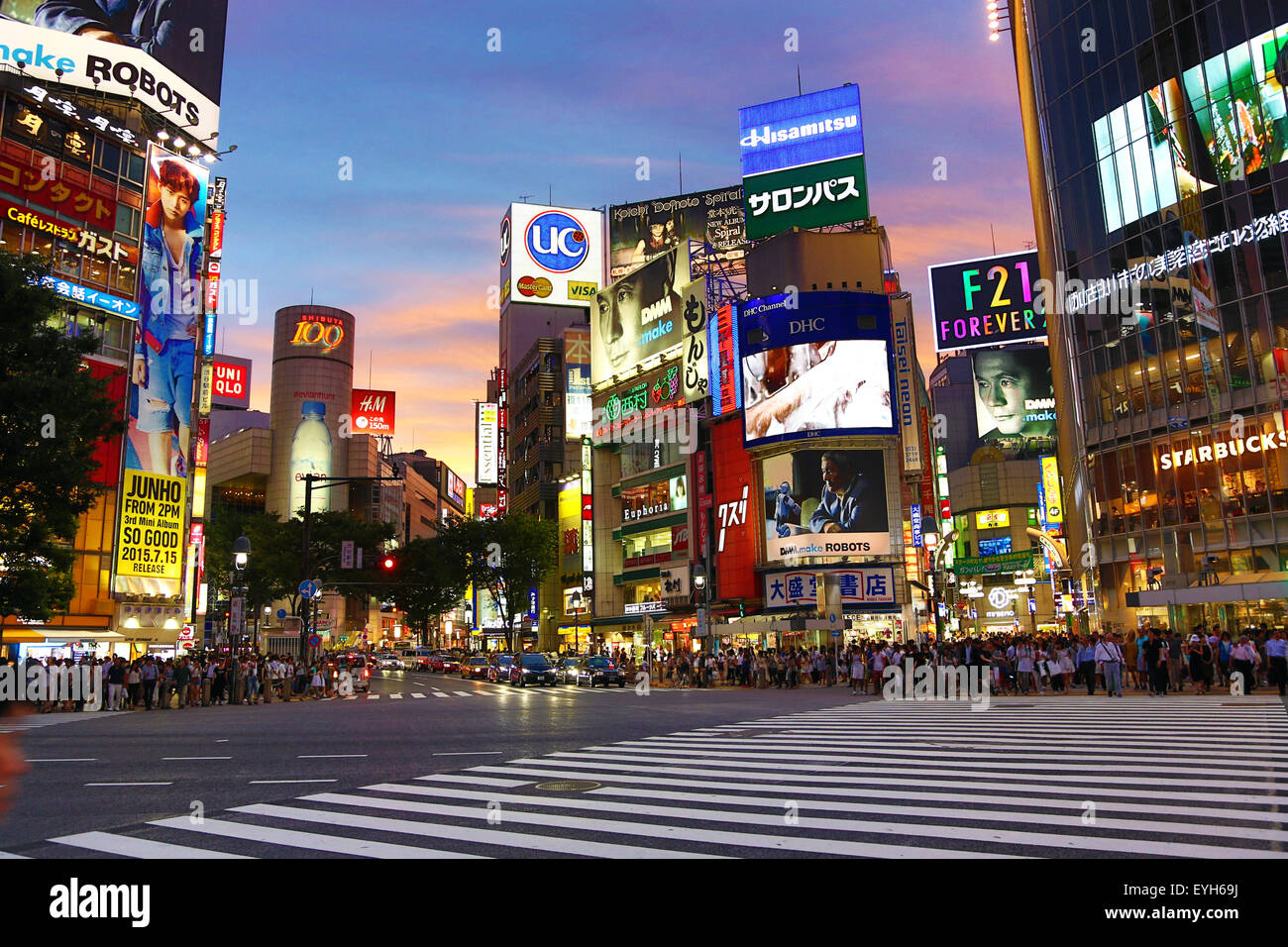 Sunset at the pedestrian crossing at the intersection in Shibuya, Tokyo ...