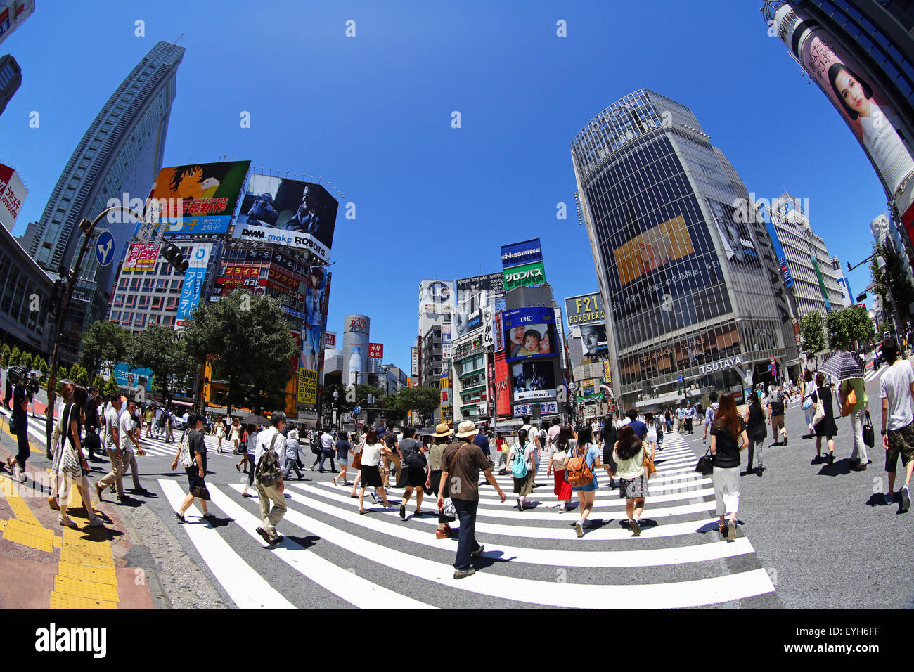 People crossing the pedestrian crossing at the intersection in Shibuya ...