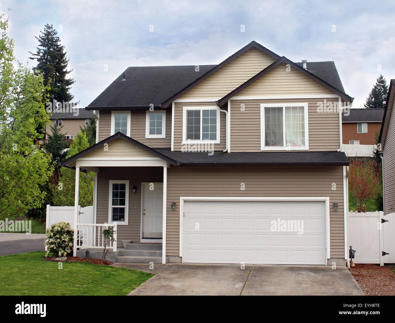 Suburban home exterior hi-res stock photography and images - Alamy