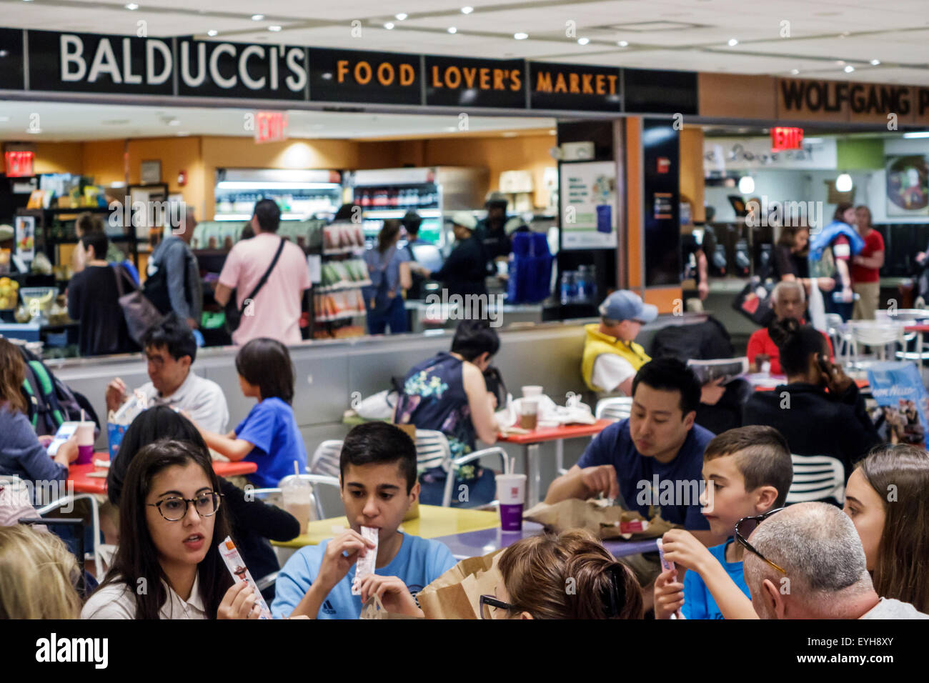 Terminal gate food court family eating hi-res stock photography and ...