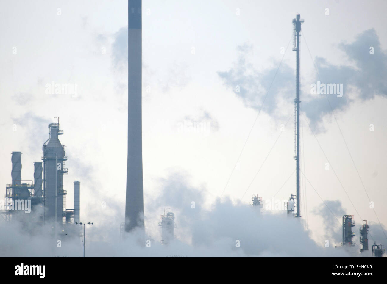 Tower chimneys gas oil refinery hi-res stock photography and images - Alamy
