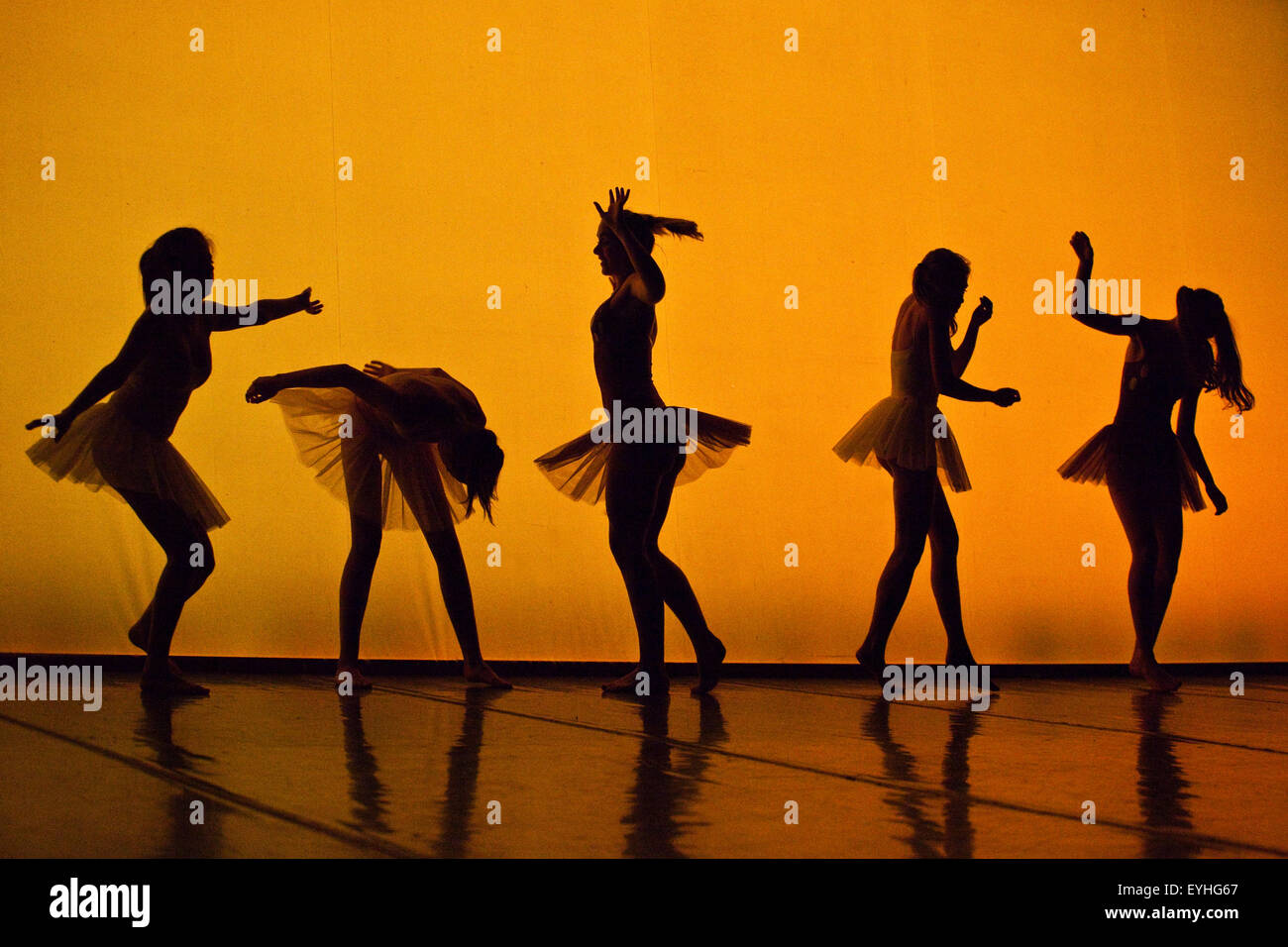 Silhouette Dancers High Resolution Stock Photography and Images - Alamy