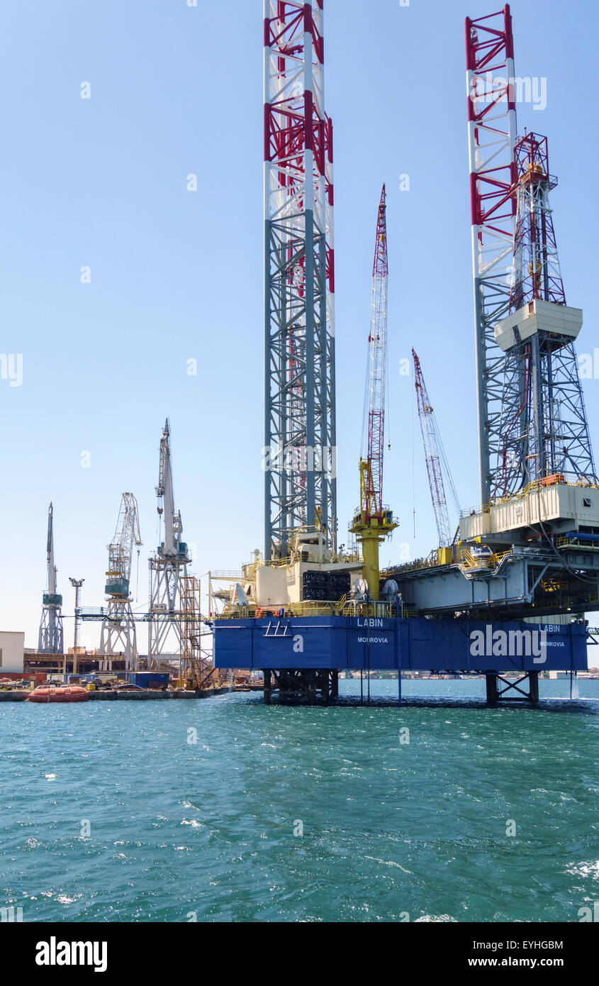 Drilling rig in docks hi-res stock photography and images - Alamy