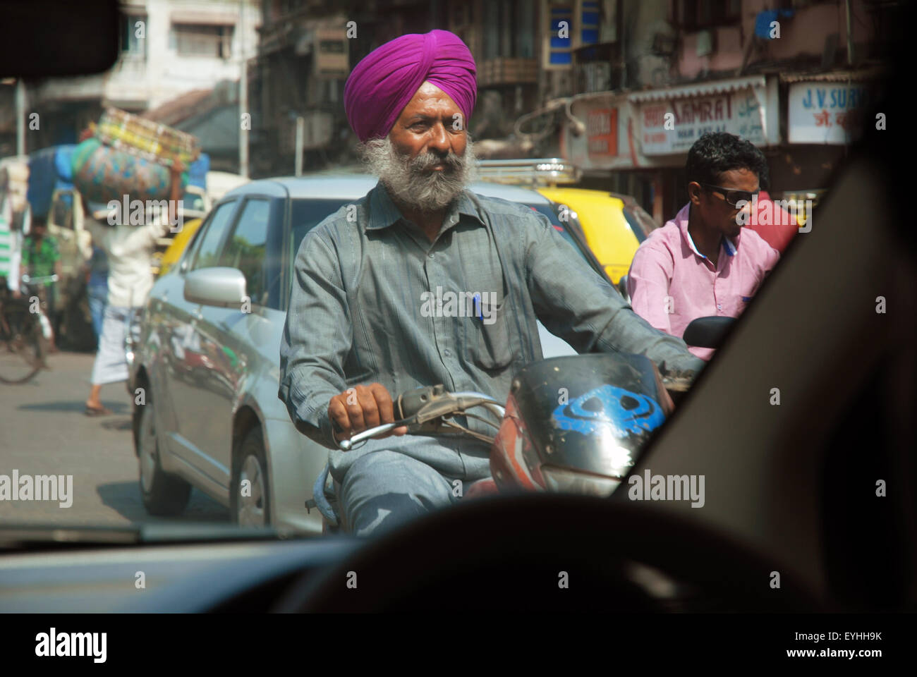 Man with a turban on a motorcycle, Mumbai, India Stock Photo - Alamy