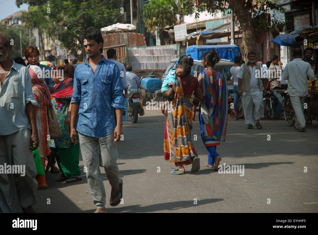 Crowds of people on the streets of Mumbai, India Stock Photo - Alamy