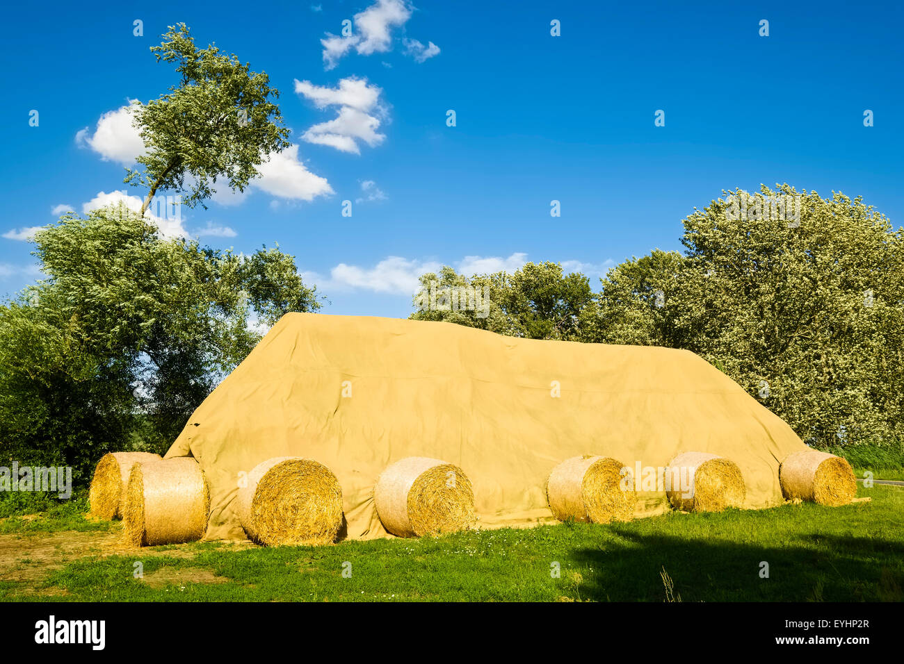 Straw bale stacks hi-res stock photography and images - Alamy