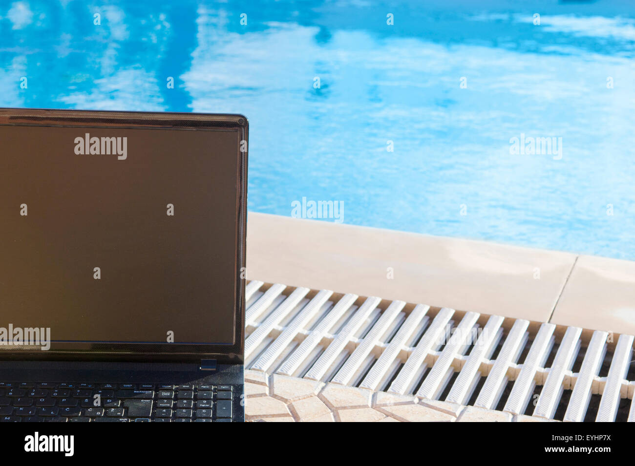 Laptop on beach hi-res stock photography and images - Alamy