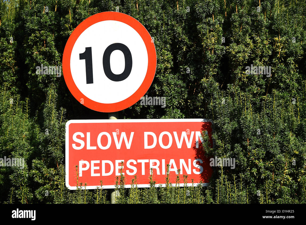 10 mph sign, UK Stock Photo - Alamy