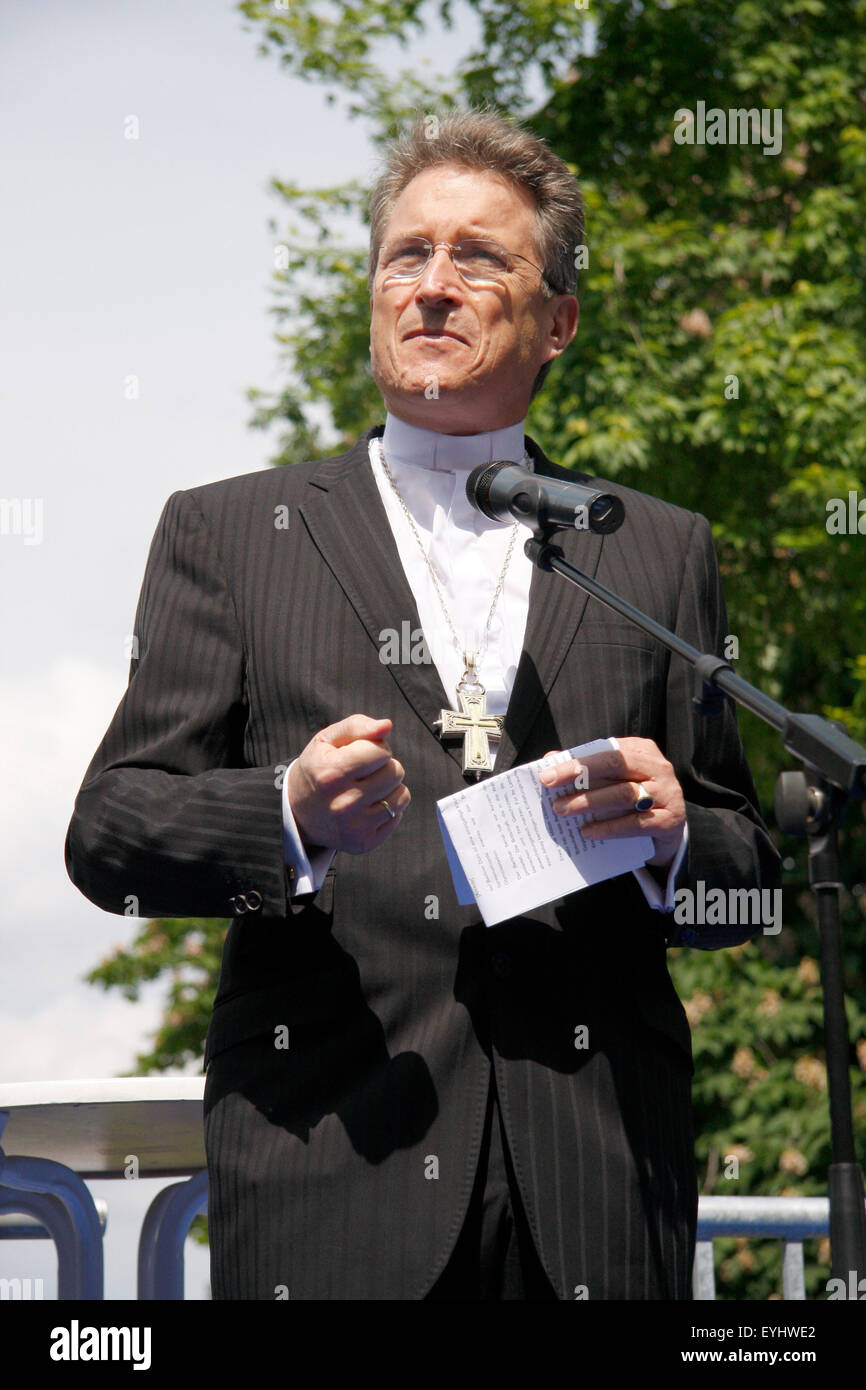 Wolfgang Huber - symbolische Fuellung der Kugel unter dem Kuppelkreuz ...