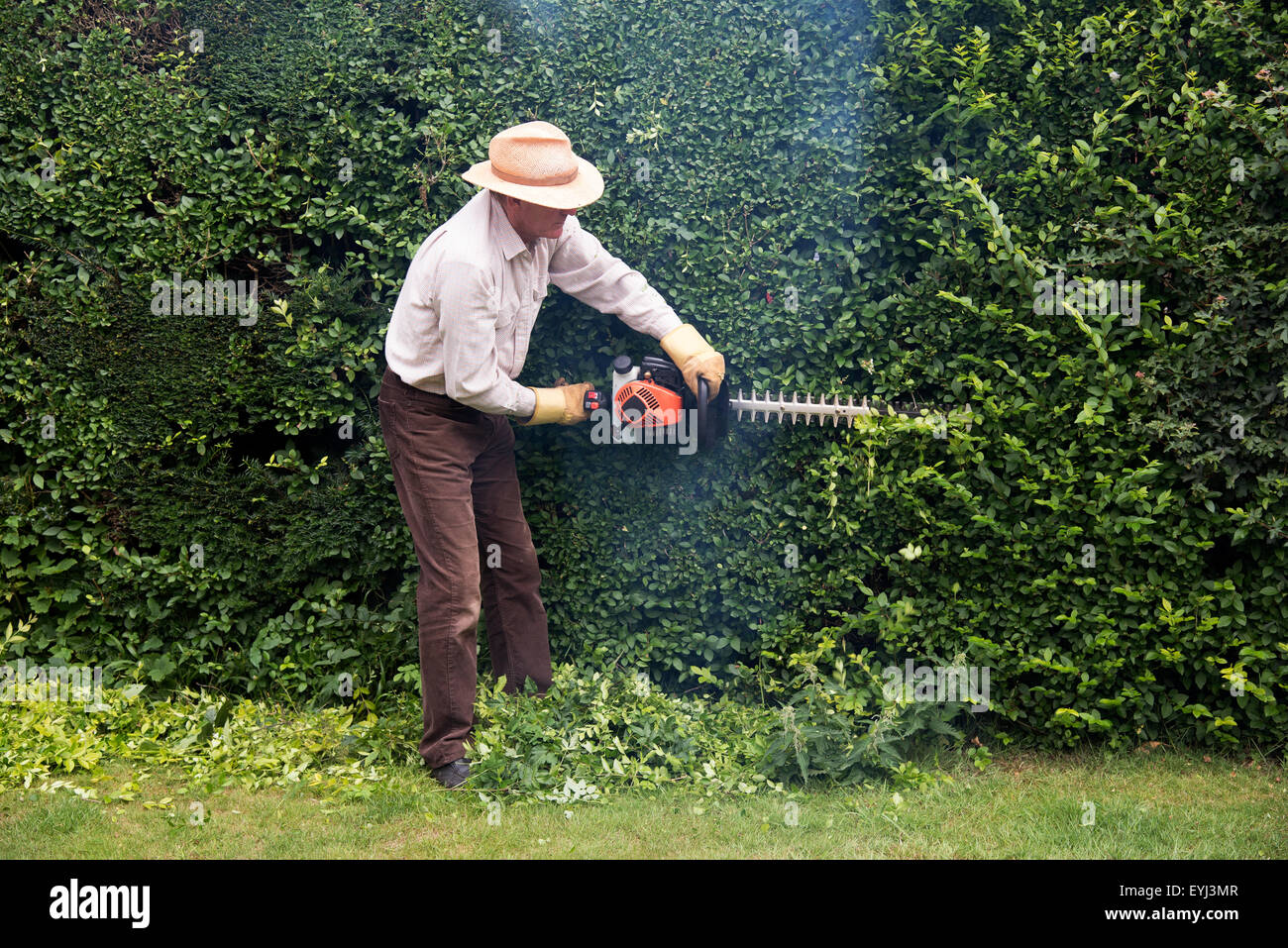 Man wearing safety goggles hi-res stock photography and images - Alamy