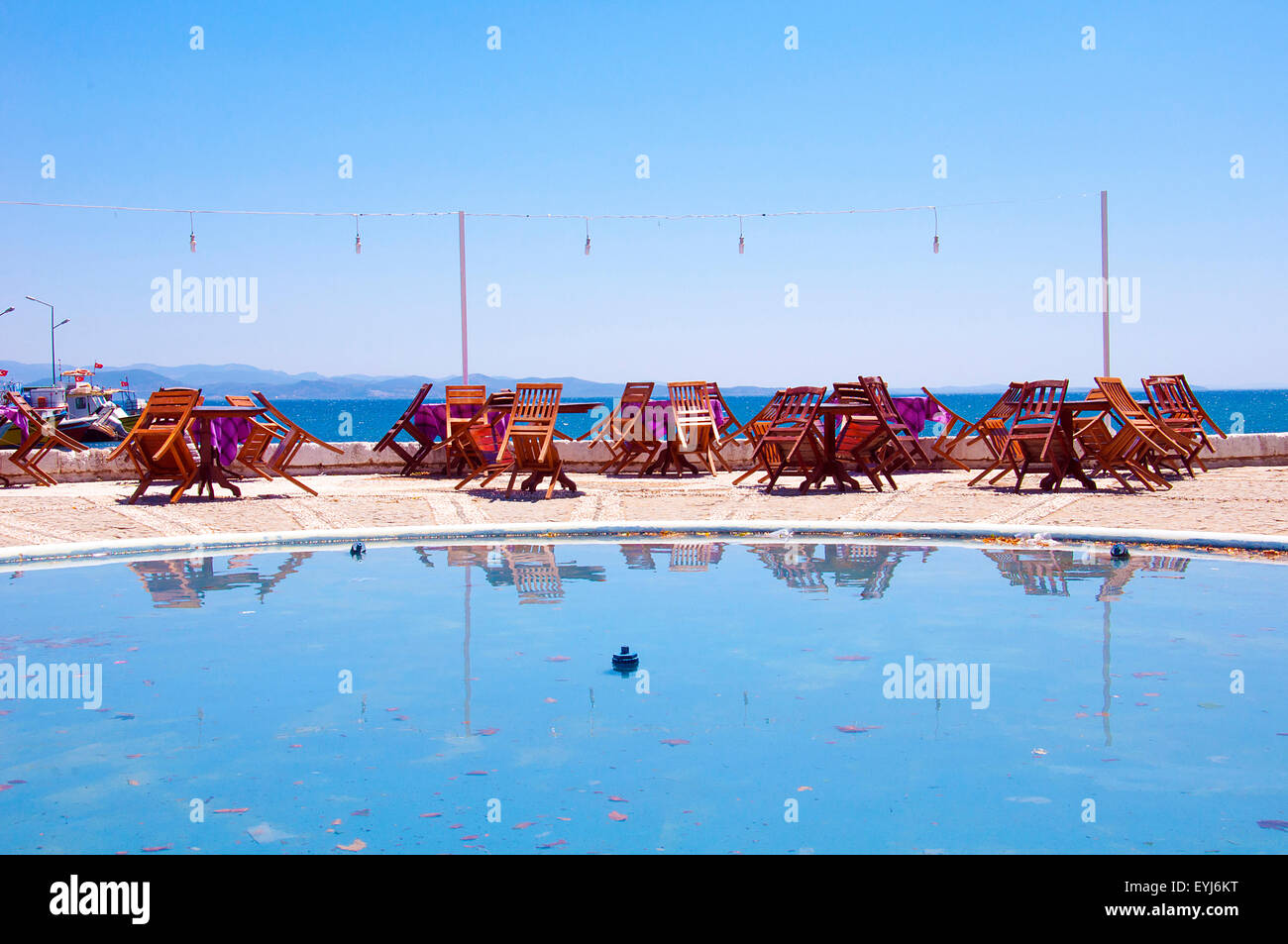 Restaurant outdoors by the sea hi-res stock photography and images - Alamy