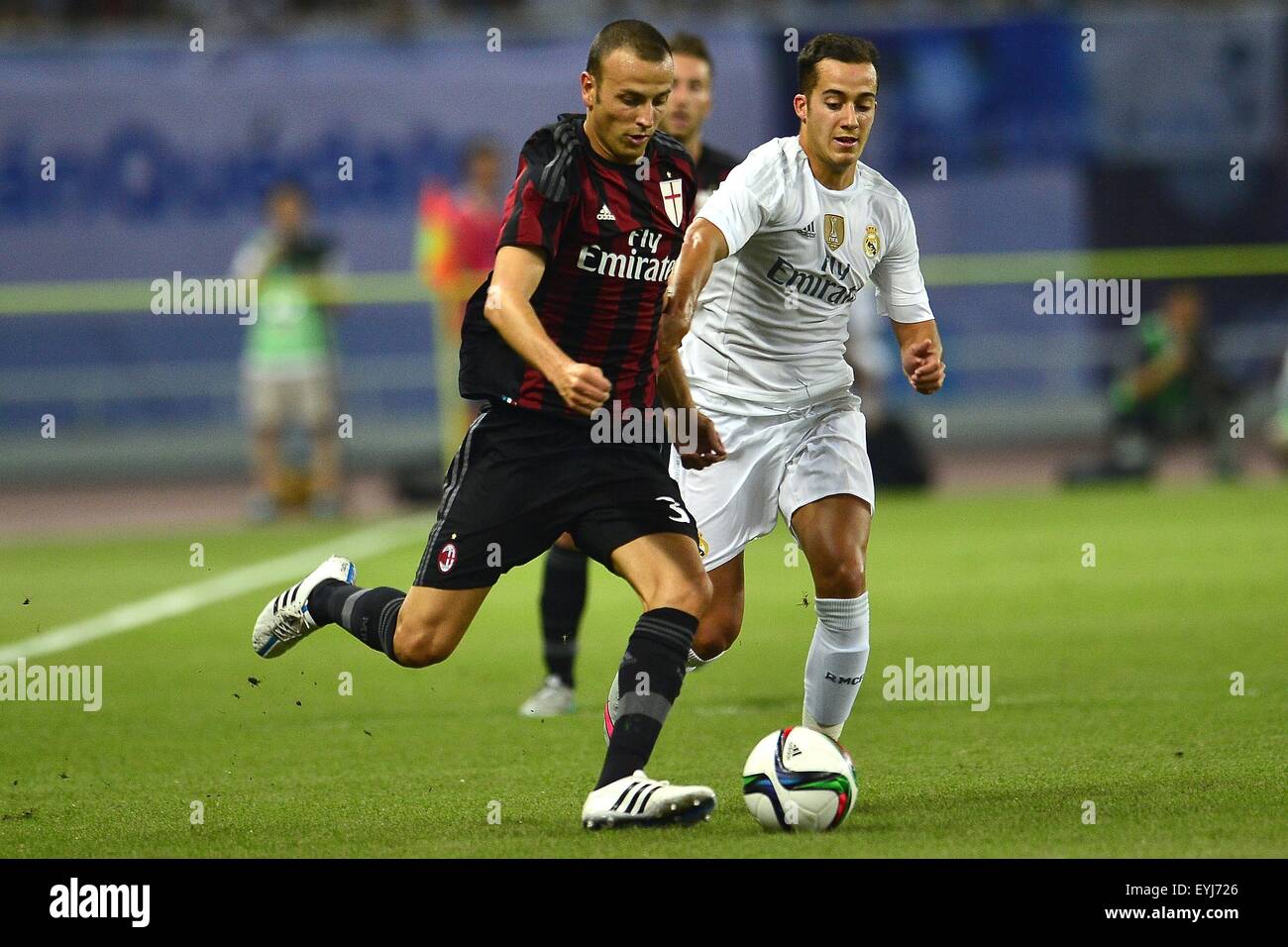 Milan defender hi-res stock photography and images - Alamy