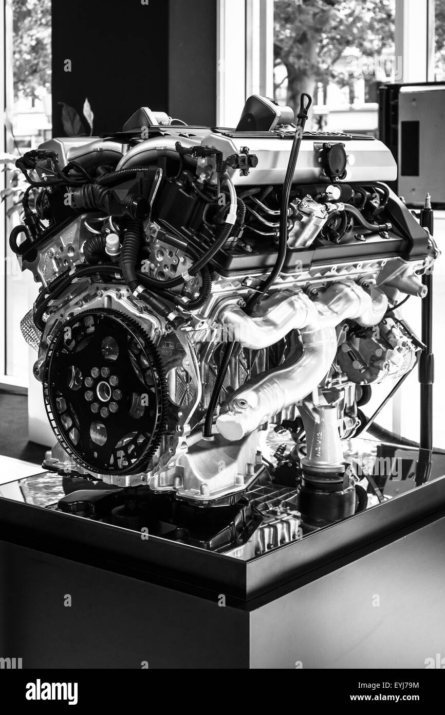 Rolls royce v12 engine hi-res stock photography and images - Alamy