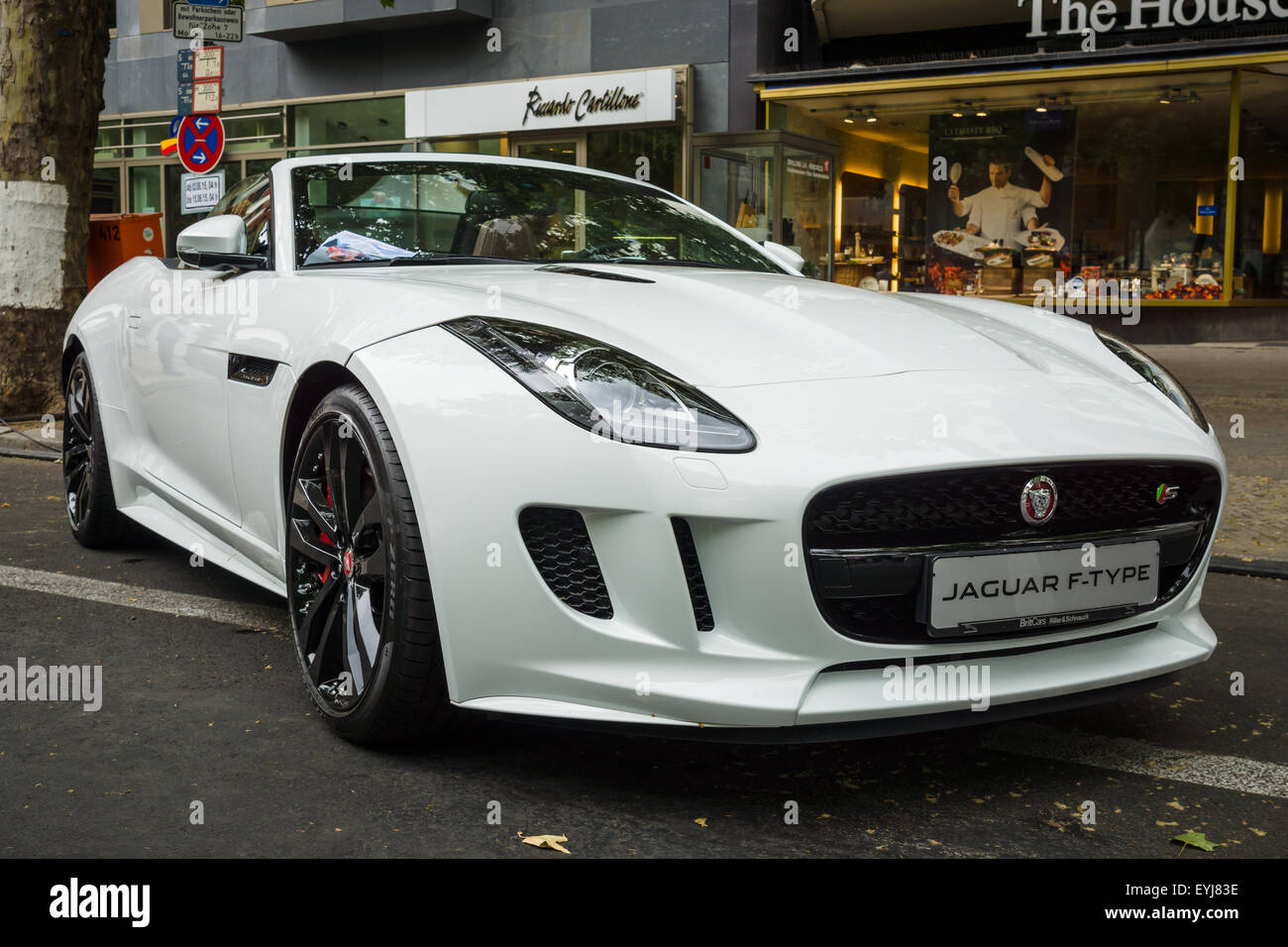 Jaguar f type v8s convertible hi-res stock photography and images - Alamy
