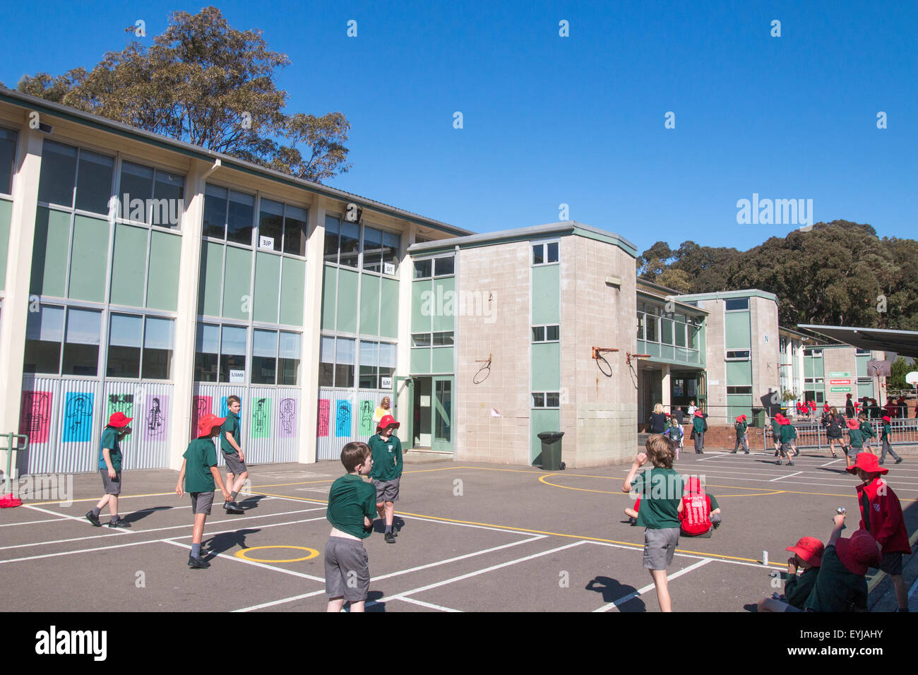 Australian school children playing games in their primary school ...