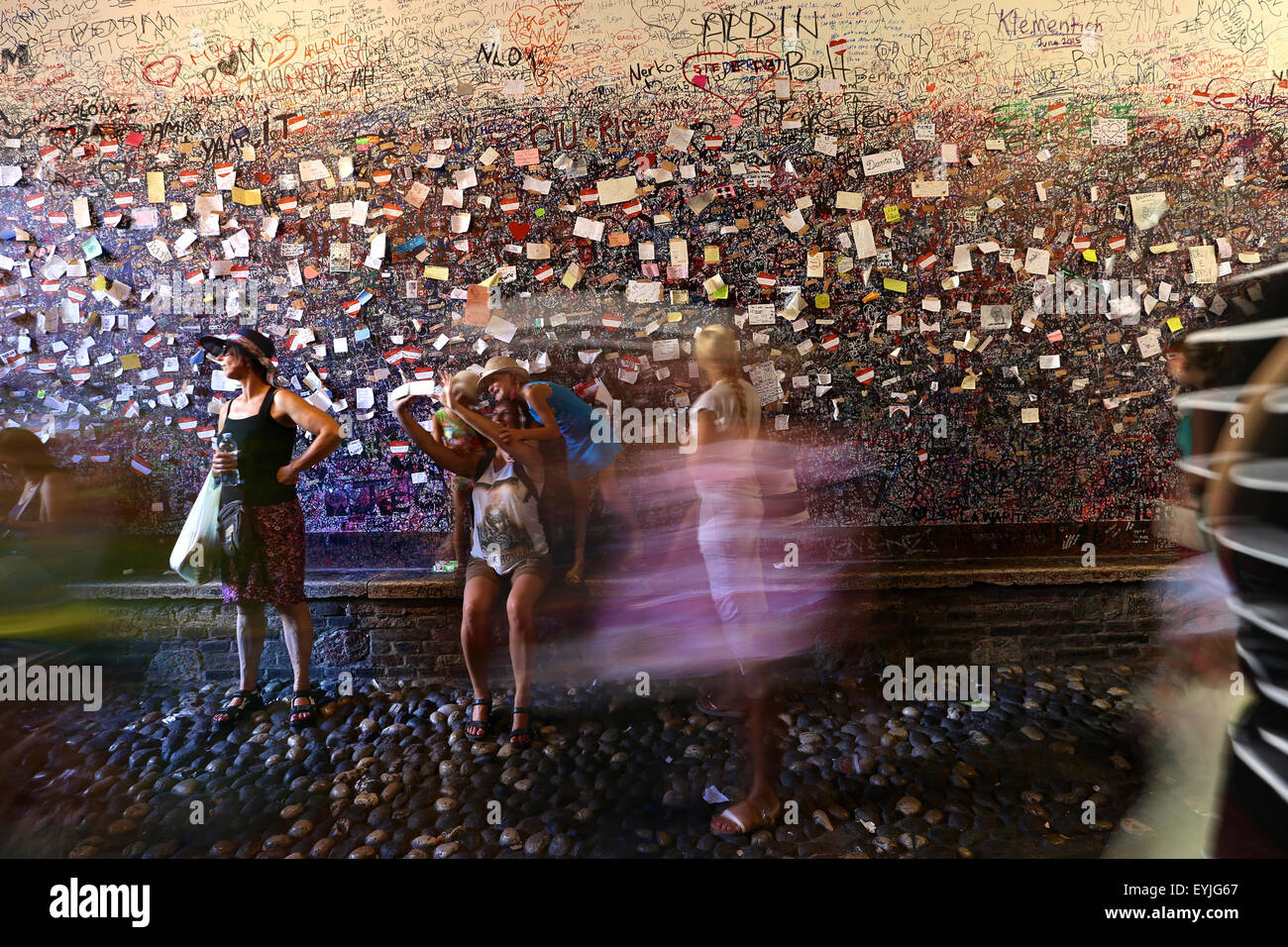 Verona. 27th July, 2015. People visit the graffiti wall of Juliet's ...