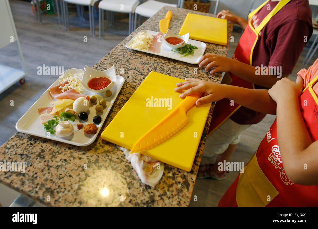 Childs learn to cook in a cooking class for kids Stock Photo - Alamy
