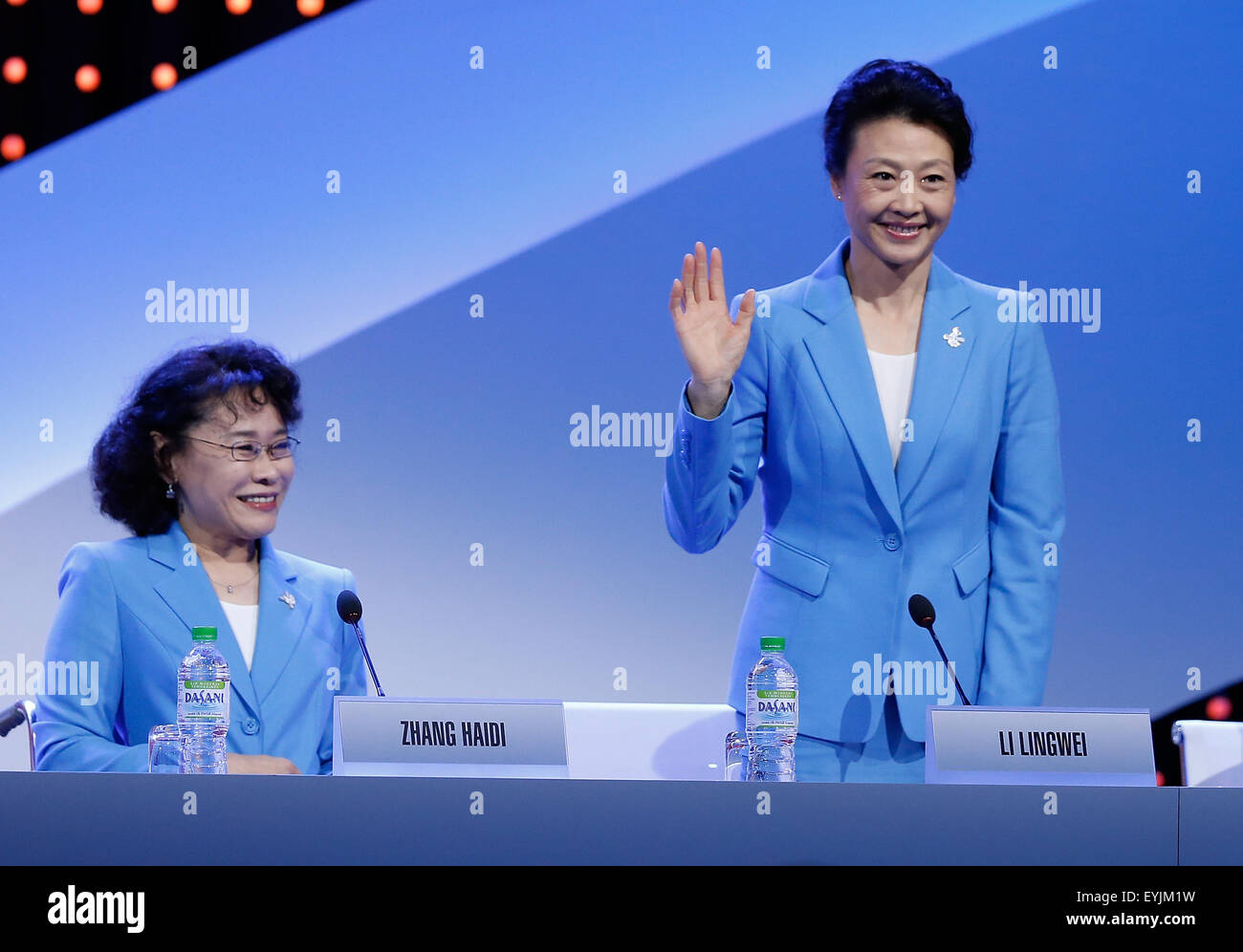 Kuala Lumpur, Malaysia. 31st July, 2015. Li Lingwei (R), world ...