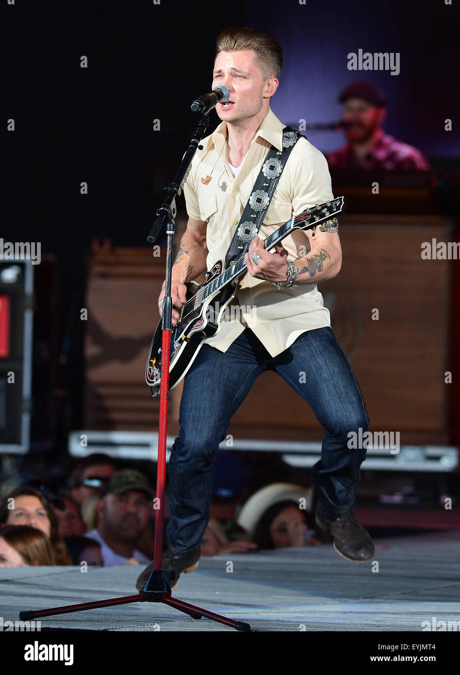Frankie Ballard performing live at Cruzan Amphitheatre Featuring ...