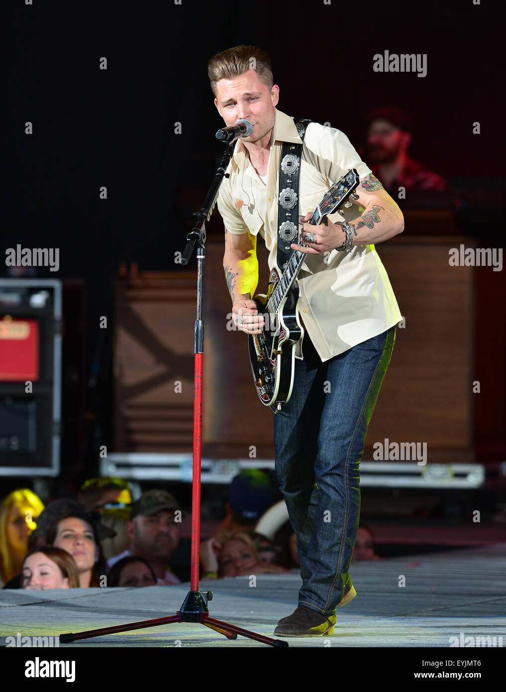 Frankie Ballard performing live at Cruzan Amphitheatre Featuring ...