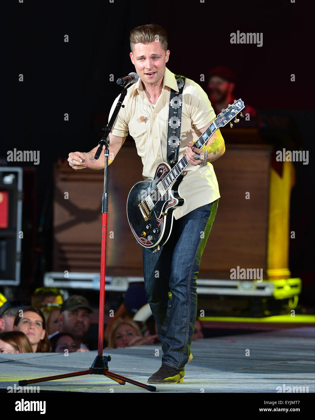 Frankie Ballard performing live at Cruzan Amphitheatre Featuring ...