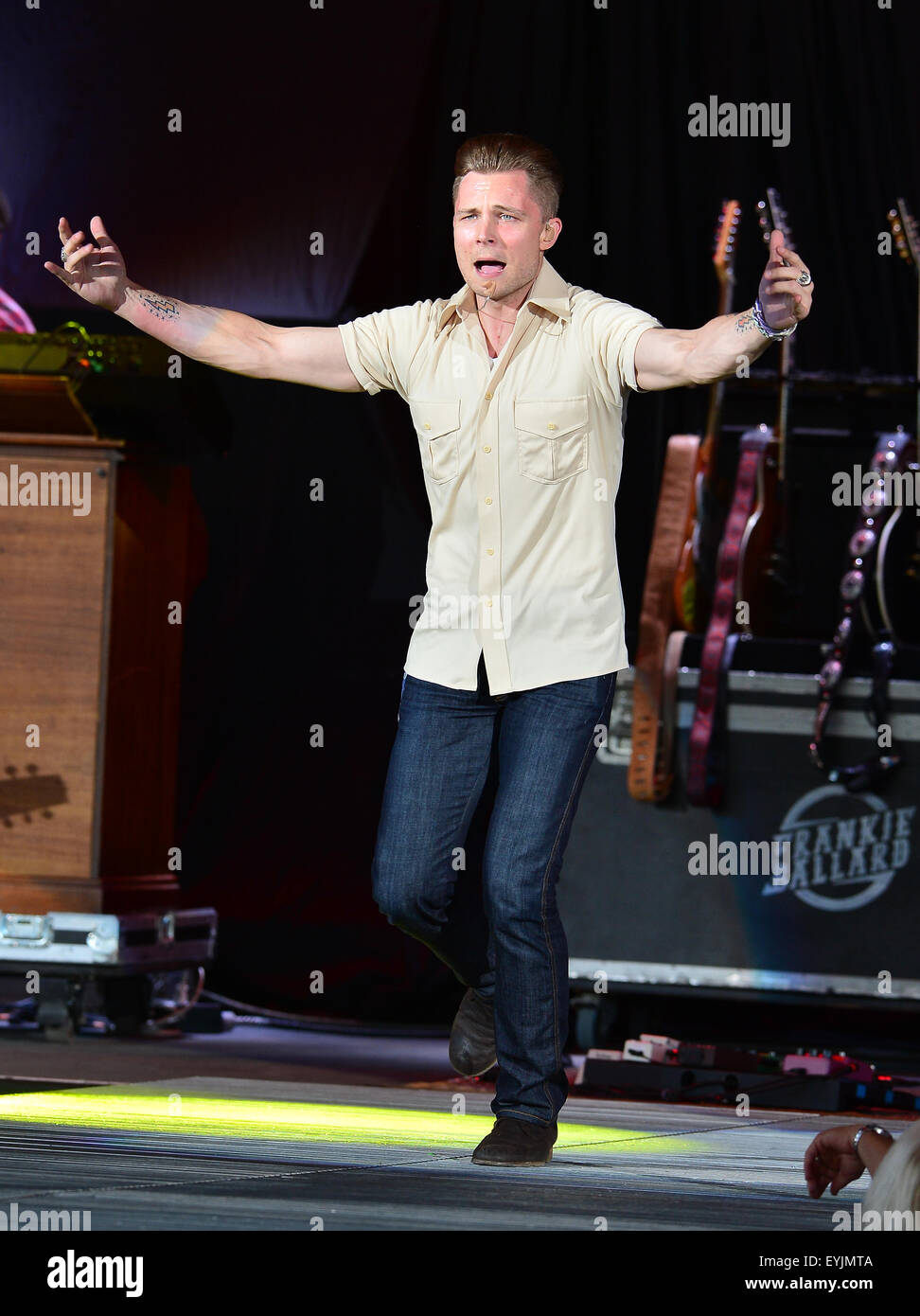 Frankie Ballard performing live at Cruzan Amphitheatre Featuring ...