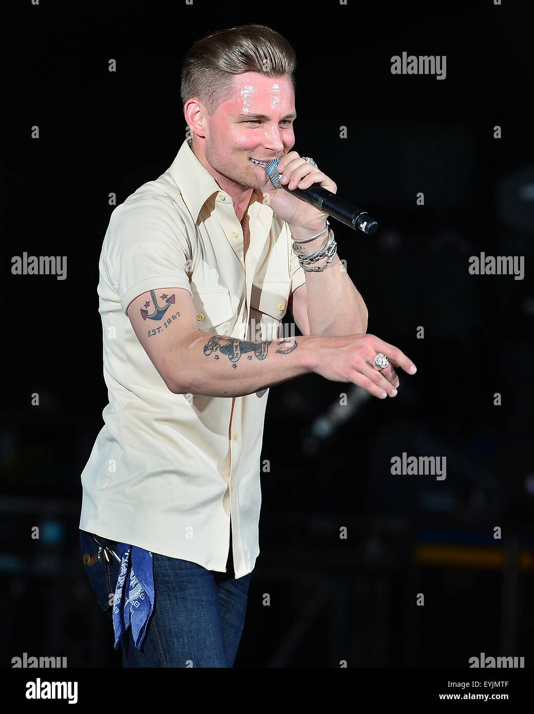 Frankie Ballard performing live at Cruzan Amphitheatre Featuring ...