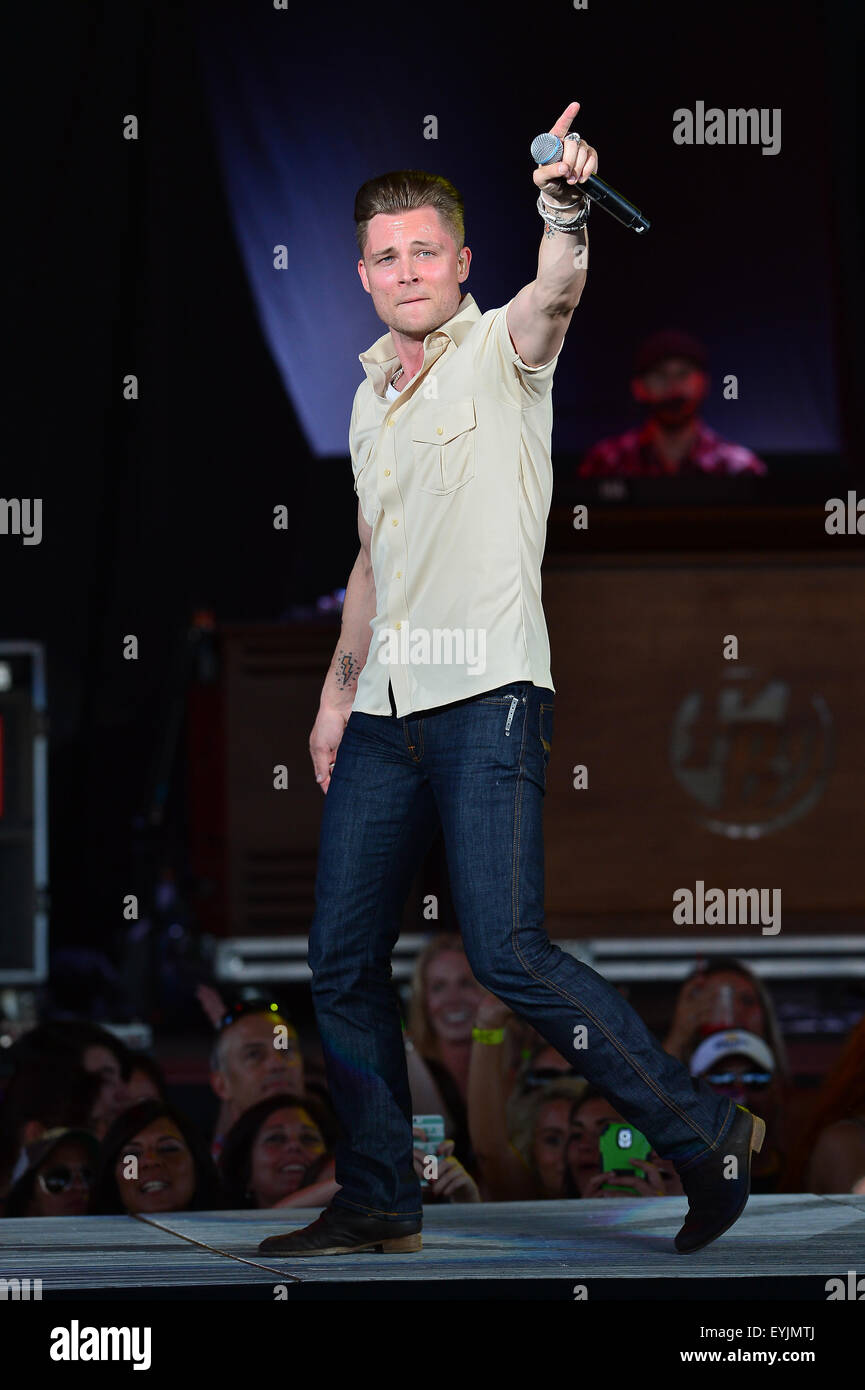 Frankie Ballard performing live at Cruzan Amphitheatre Featuring ...