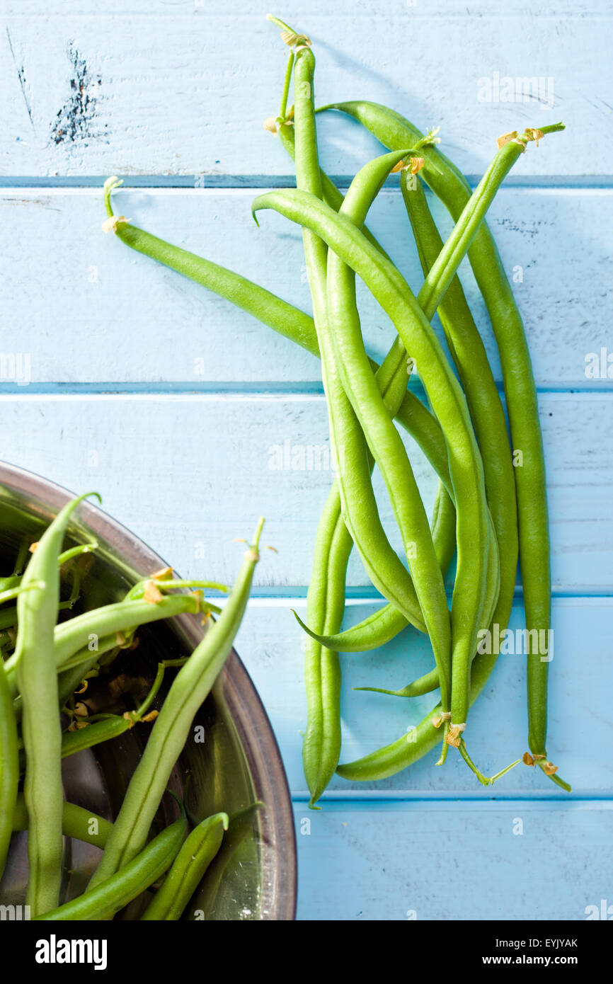 the green beans on blue kitchen table Stock Photo - Alamy