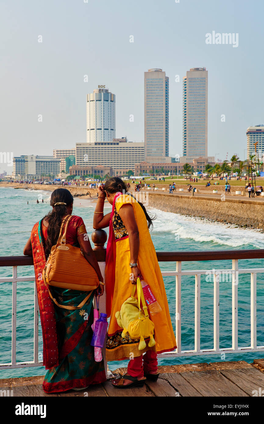 Sri Lanka, Colombo, Galle Face Beach, Sunday bath Stock Photo - Alamy