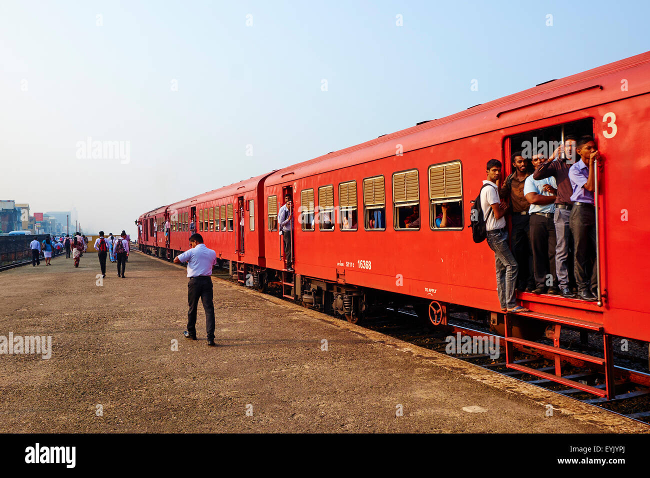 Sri Lanka, Colombo, train station Stock Photo - Alamy