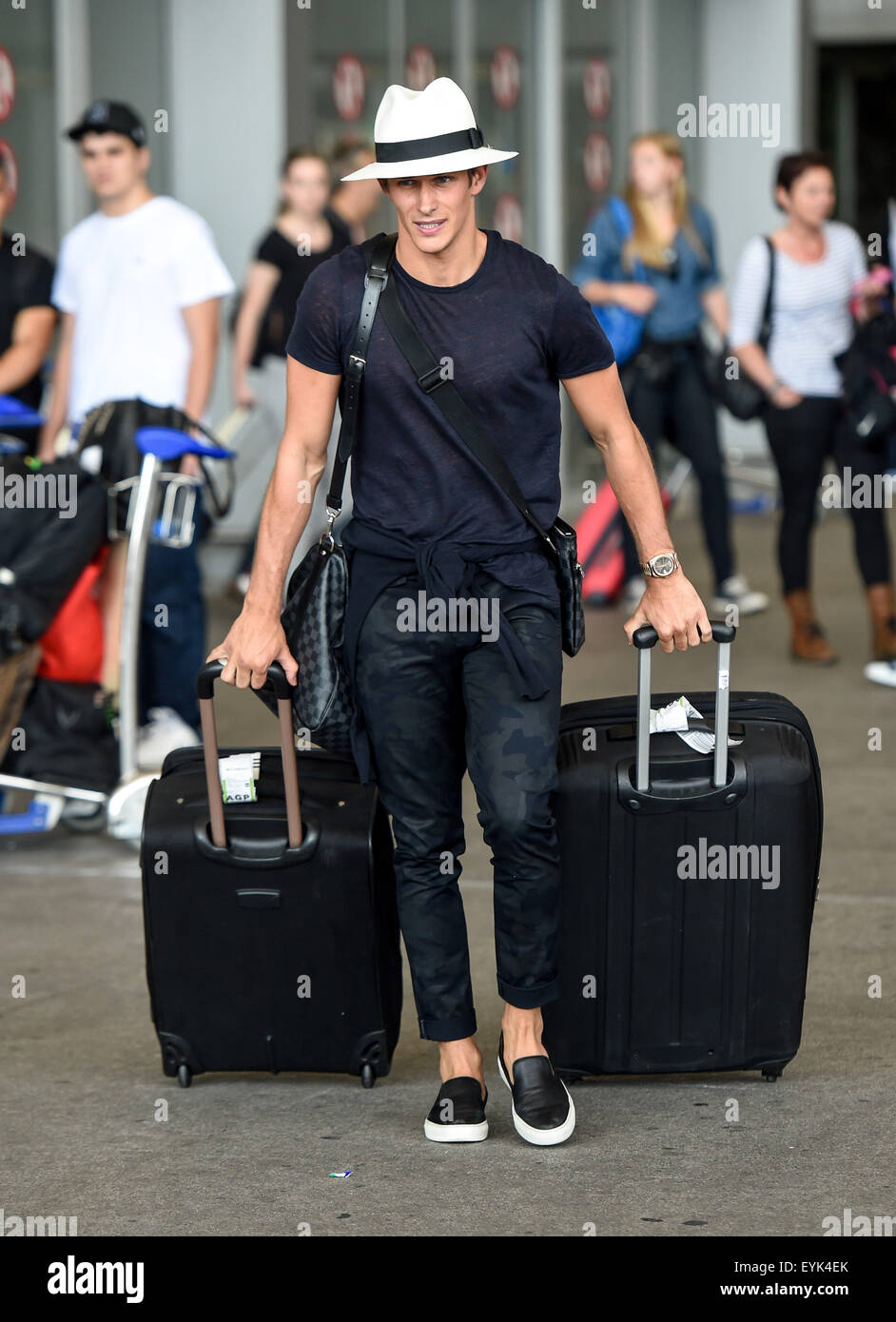 'TOWIE' stars arrive at Malaga airport ahead of filming for their new ...