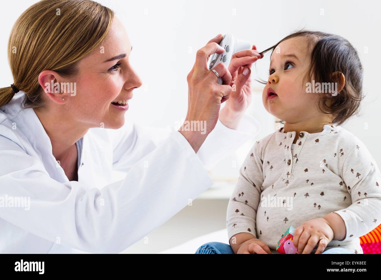 Paediatrician checking baby boy's eyes Stock Photo - Alamy