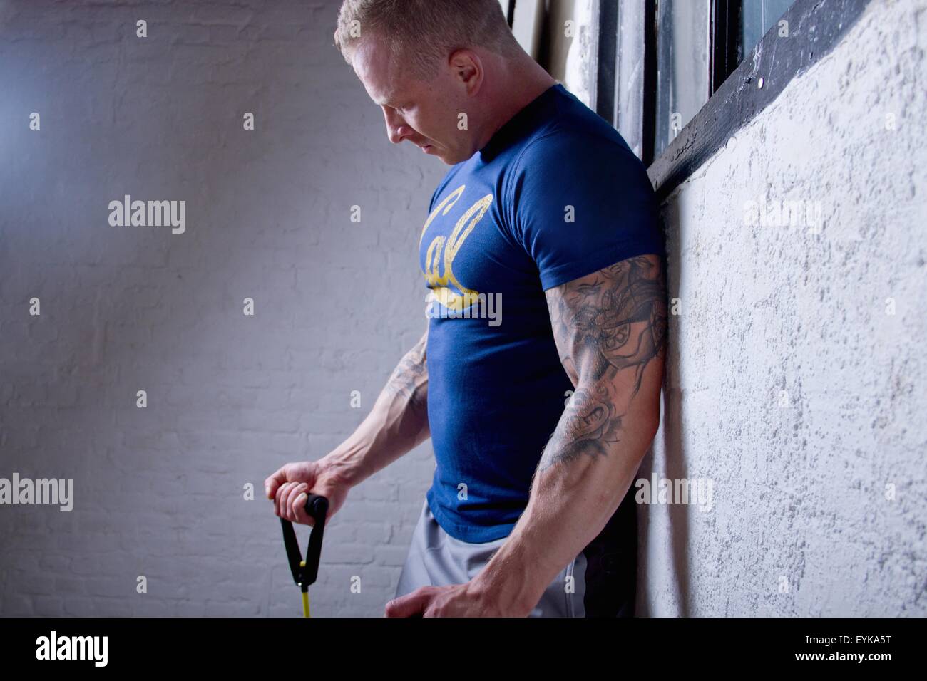Young man using resistance band Stock Photo - Alamy