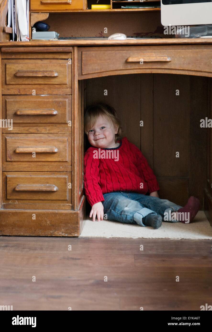 Person hiding under desk hi-res stock photography and images - Alamy