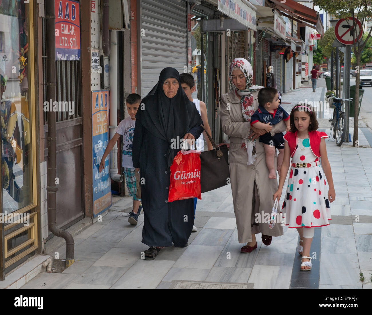 Mother, daughter and grandchildren in ürgüp, turkey Stock Photo - Alamy