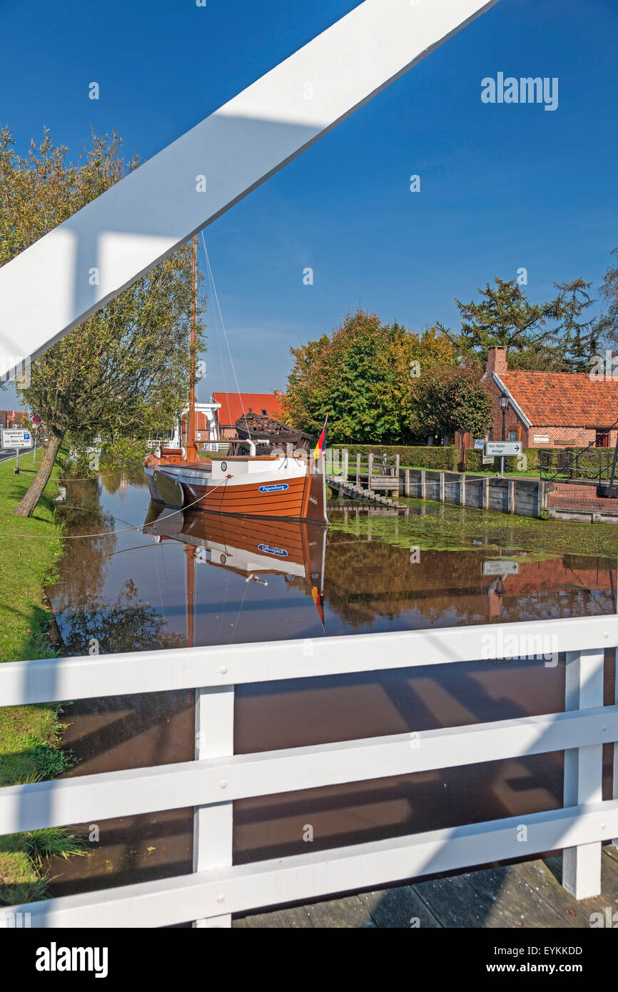 Drawbridge, museum ship 'Therese' on the splitting canal with From ...