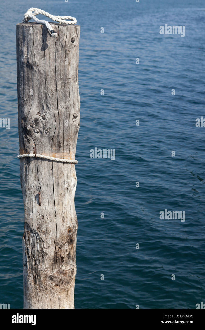 Wooden posts and rope hi-res stock photography and images - Alamy