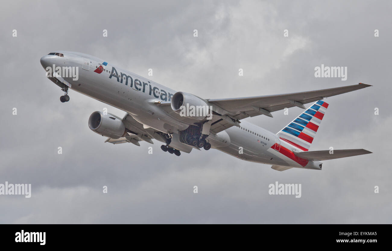 American Airlines Boeing 777 N751AN taking off from London-Heathrow ...