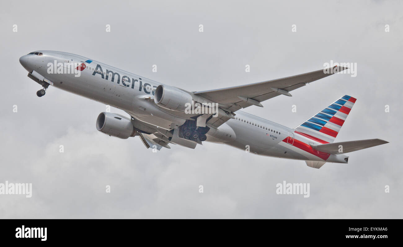 American Airlines Boeing 777 N751AN taking off from London-Heathrow ...