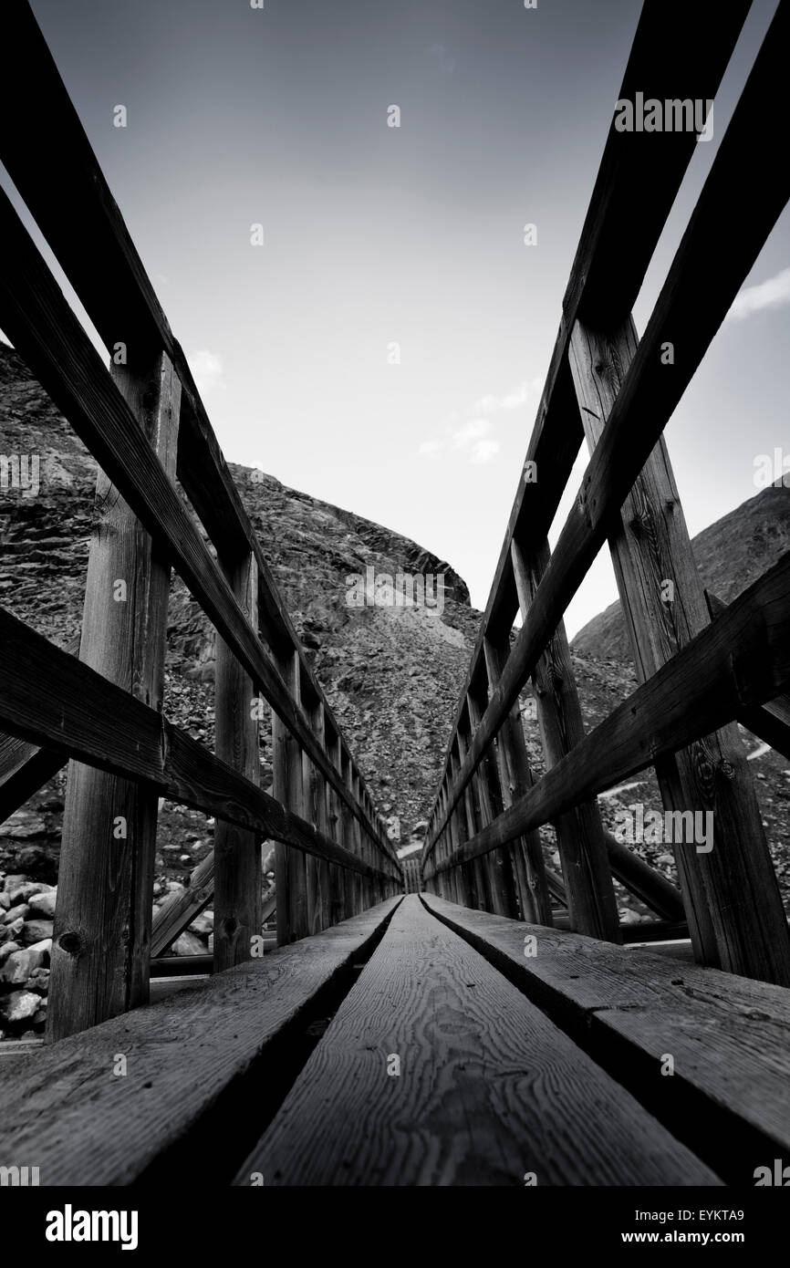 Black bridge railing hi-res stock photography and images - Alamy