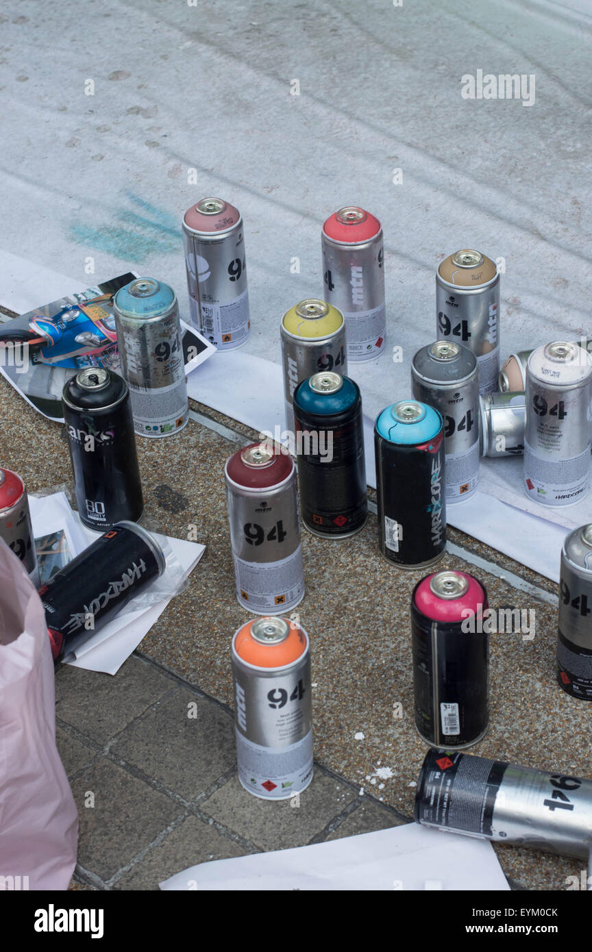 Empty cans of spray paint hi-res stock photography and images - Alamy