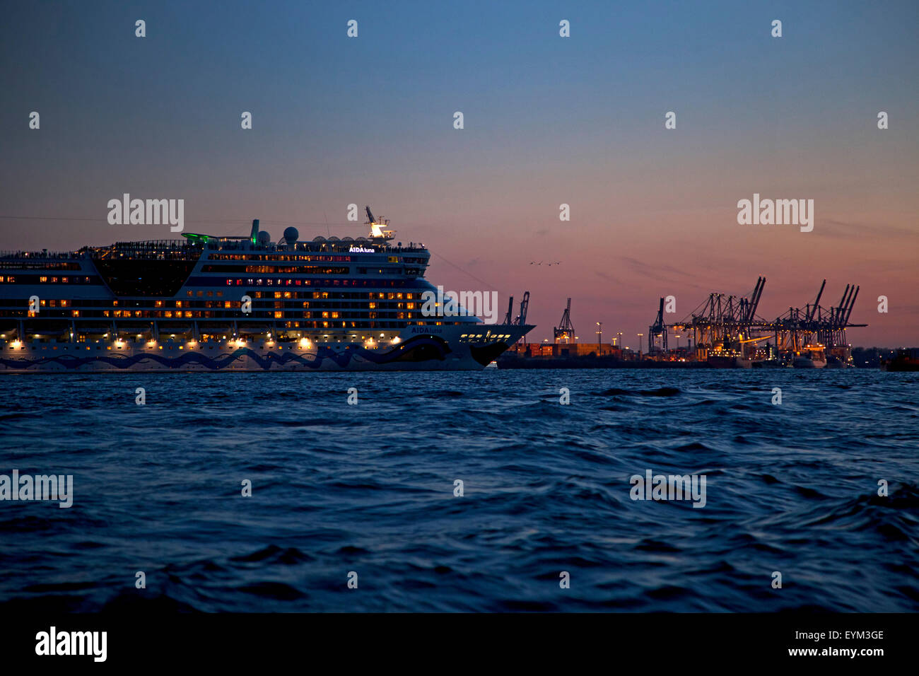Aida short hi-res stock photography and images - Alamy